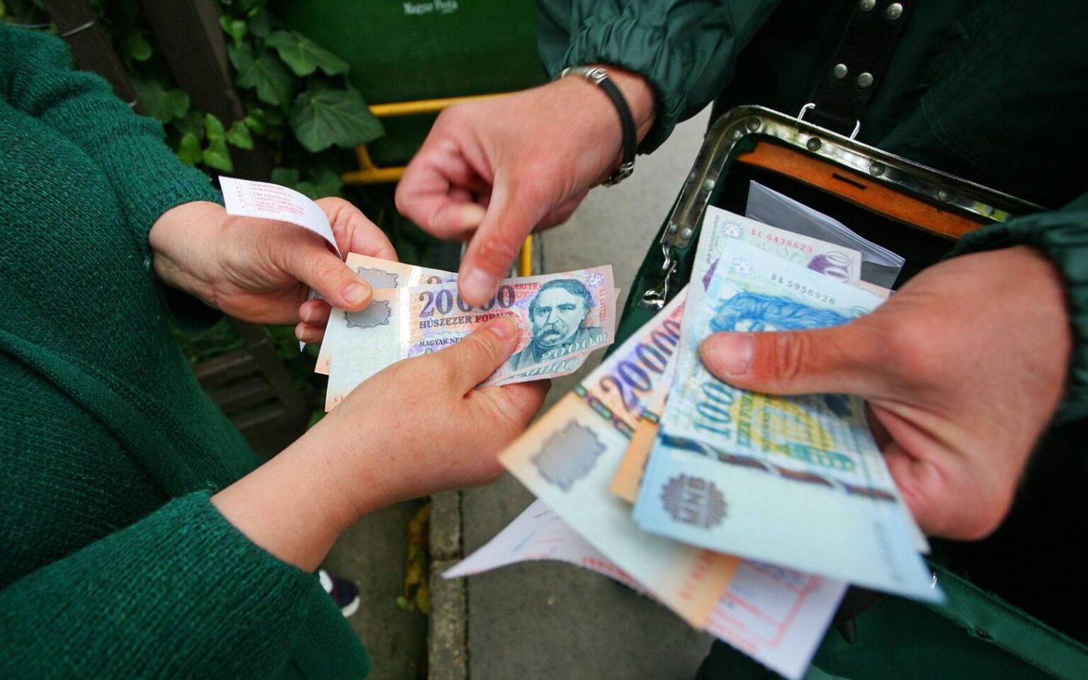 Bejelentést tett a Magyar Posta a 13. havi és 14. havi nyugdíjak kézbesítéséről, ekkor érkezik!